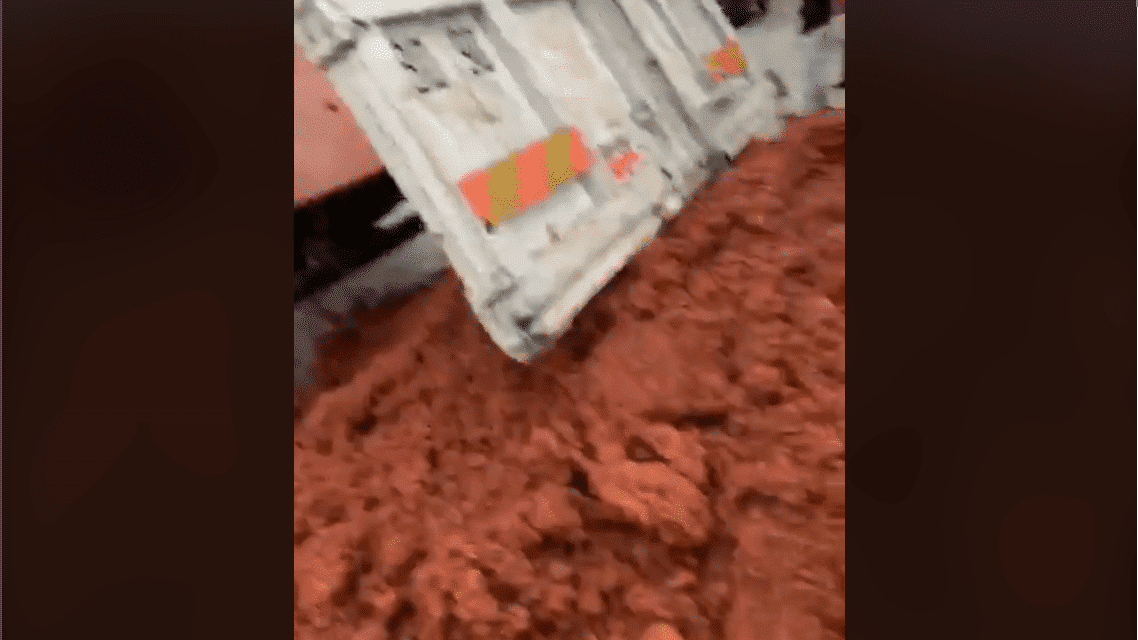 Des boues rouges séchées déversées devant le ministère de la transition ...