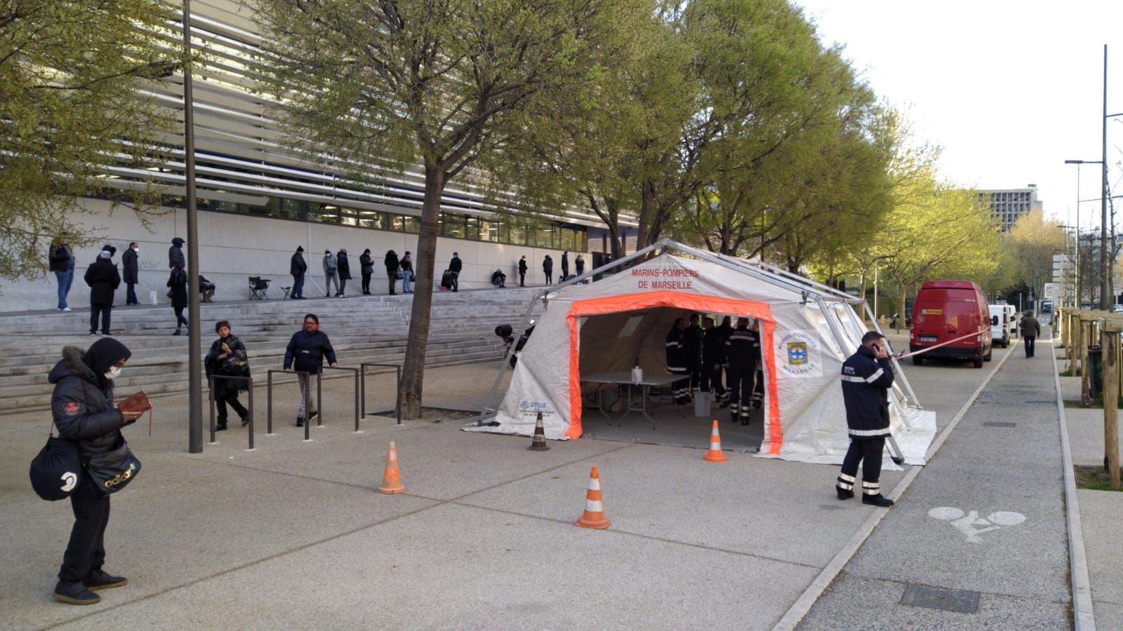 Les marins-pompiers installent une tente devant l'IHU - Marsactu