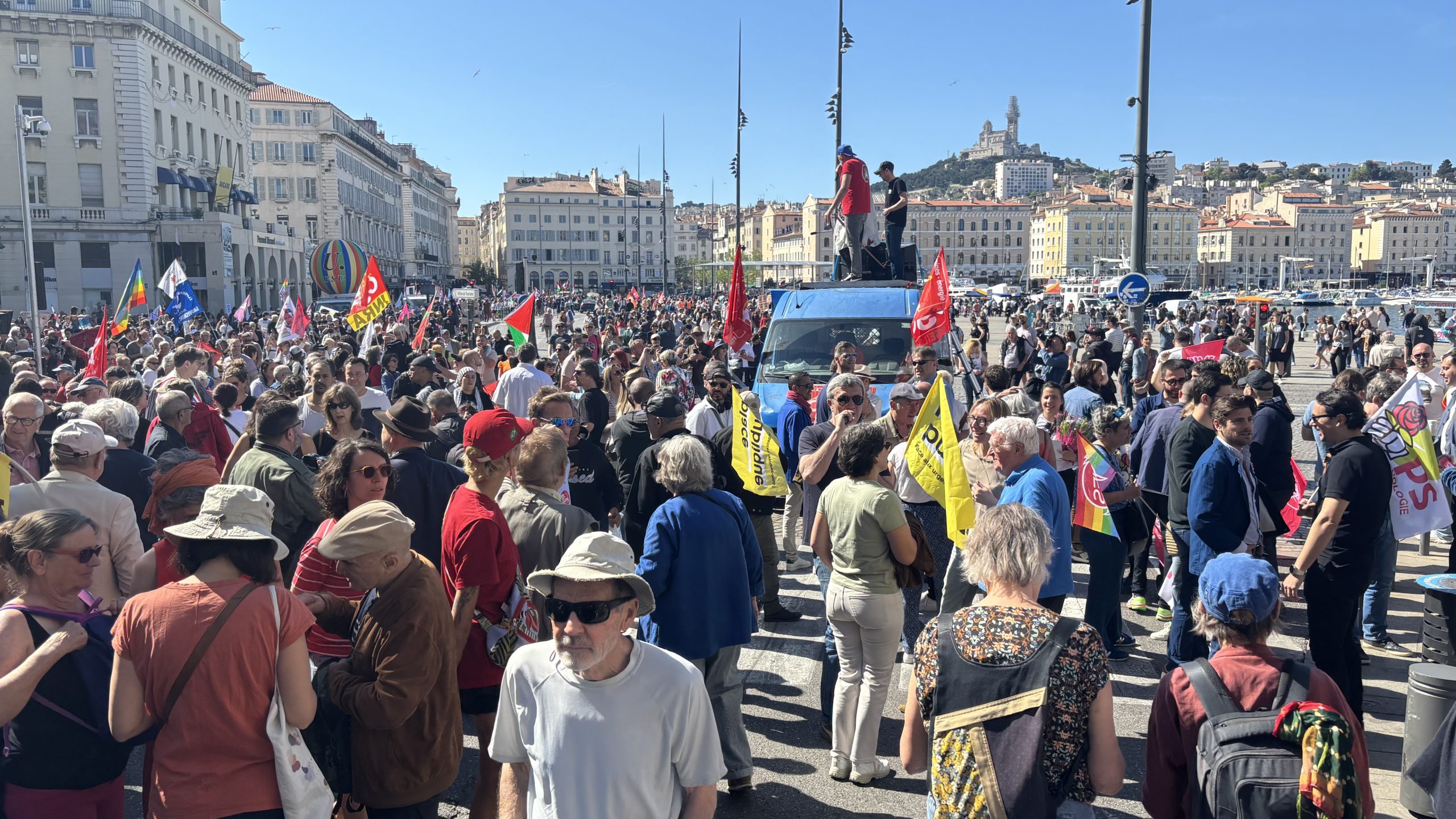 Manifestation du 1er mai : plusieurs milliers de personnes défilent à ...