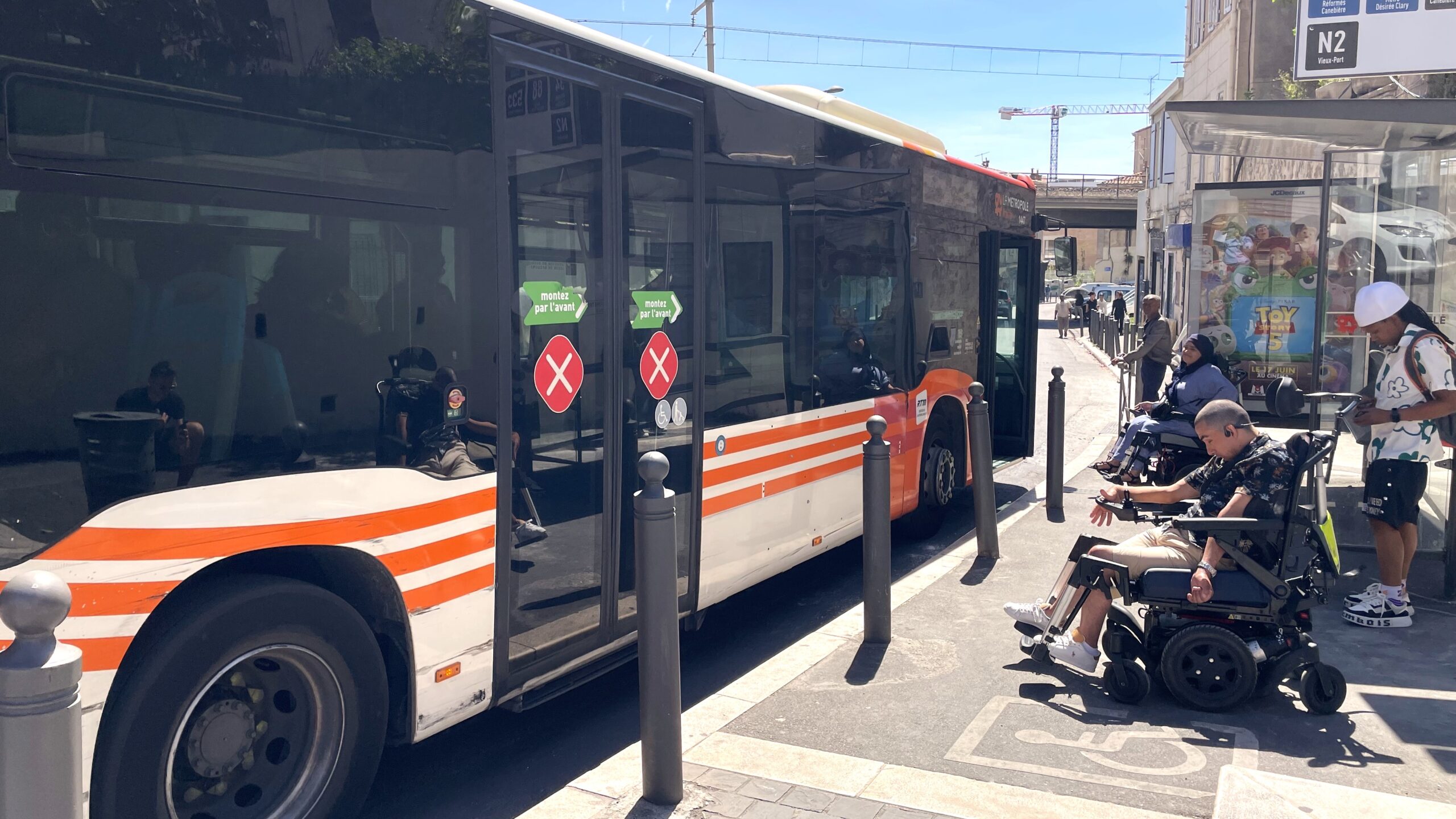 Prendre le bus en fauteuil roulant : "On ne choisit pas nos trajets, on ...